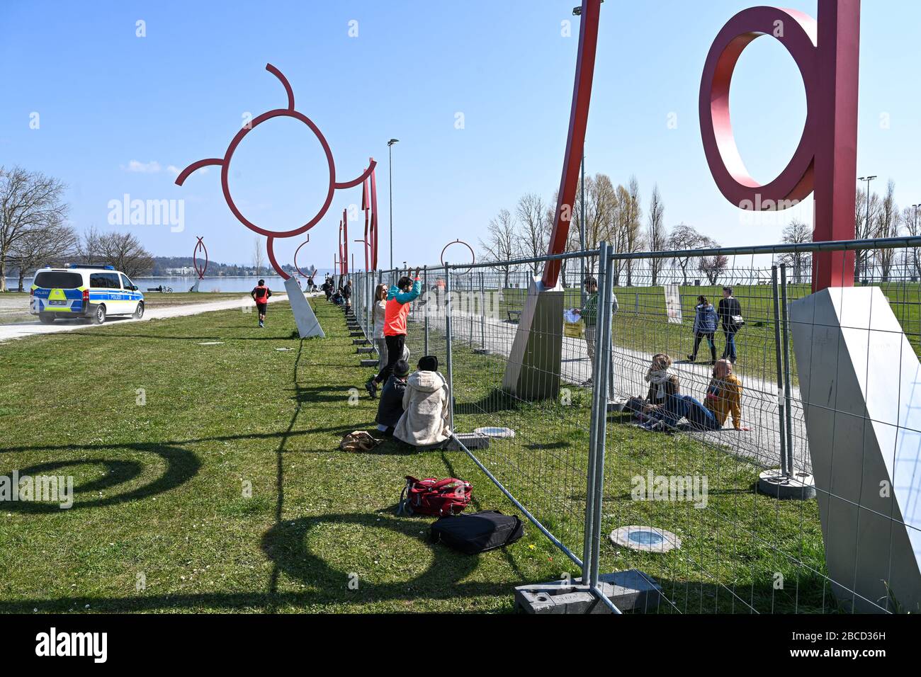 Konstanz, Germany. 04th Apr, 2020. Dozens of people meet at the German ...