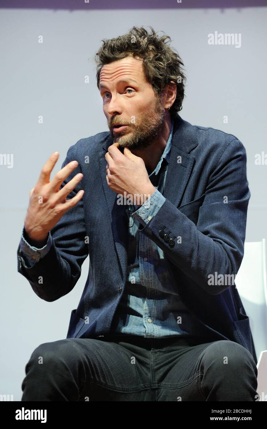 Singer songwriter rapper hi-res stock photography and images - Alamy