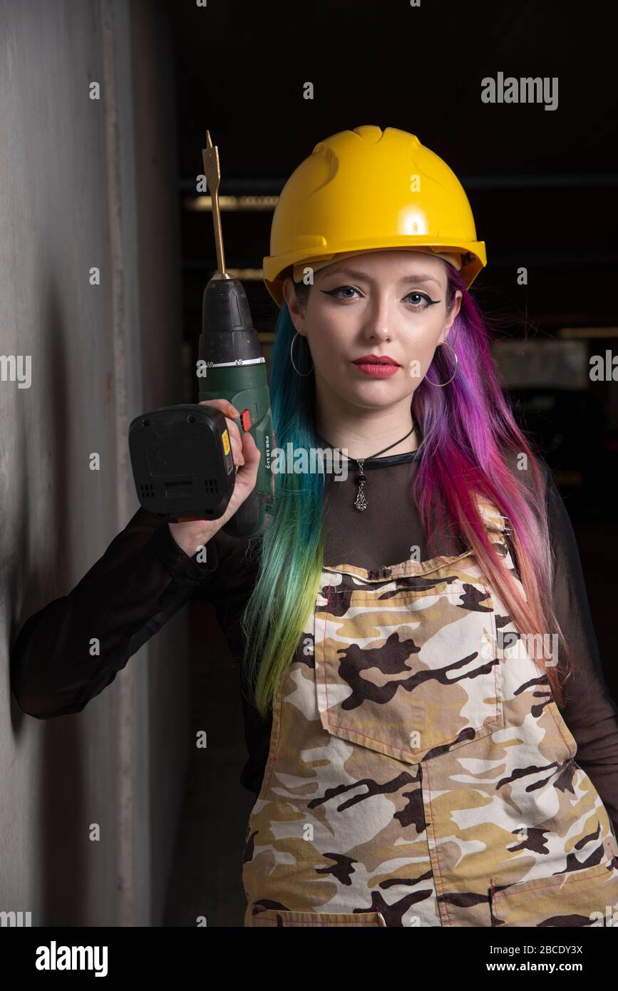 Yellow hard hat female hi-res stock photography and images - Alamy