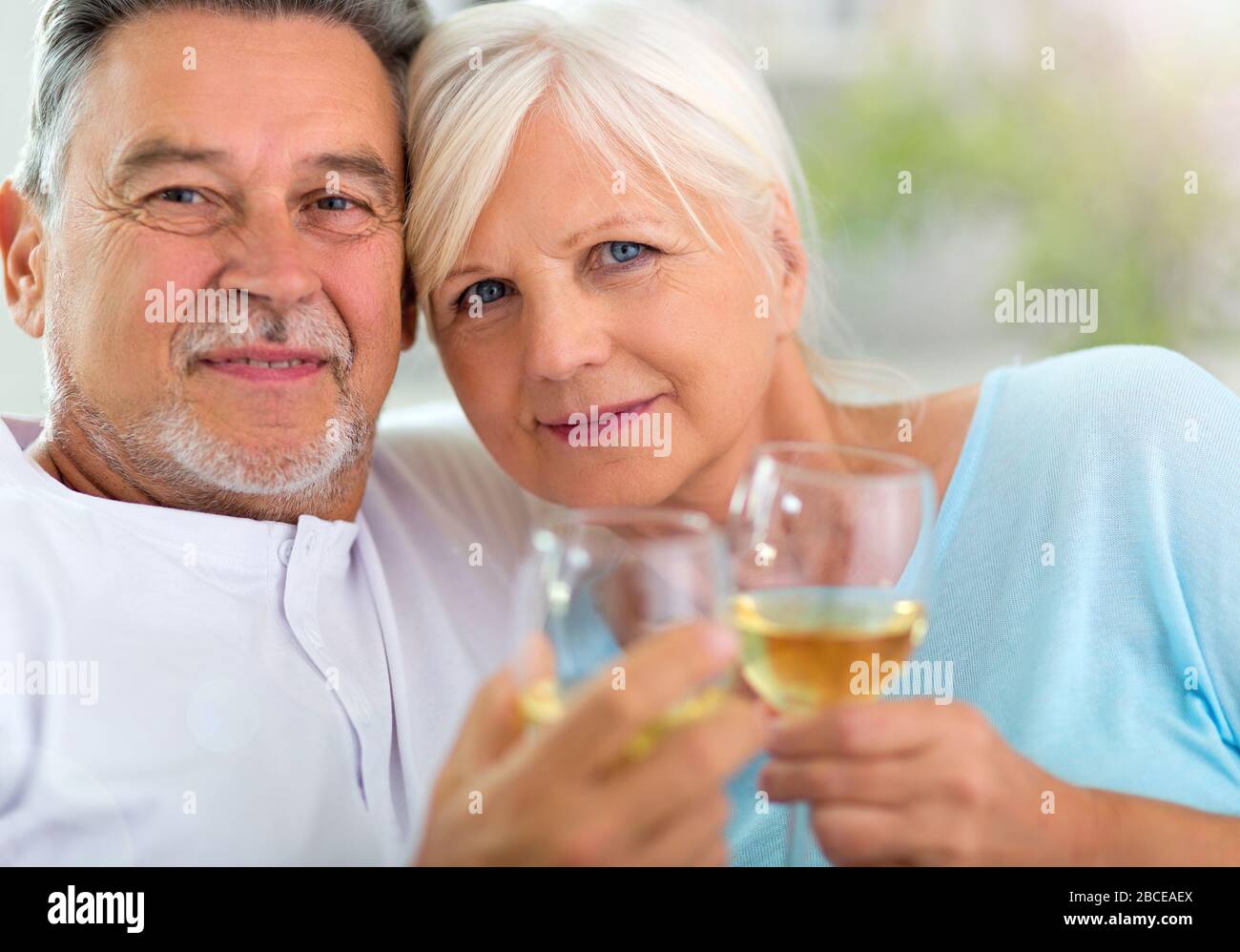 Elderly couple home hi-res stock photography and images - Alamy