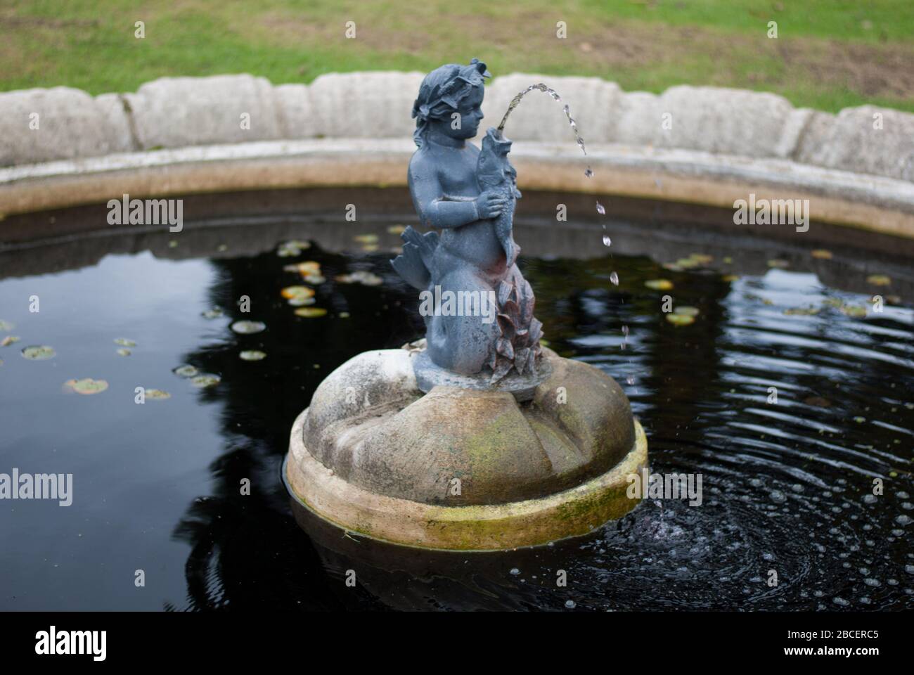 Gardens water fountain sculpture hi-res stock photography and images ...
