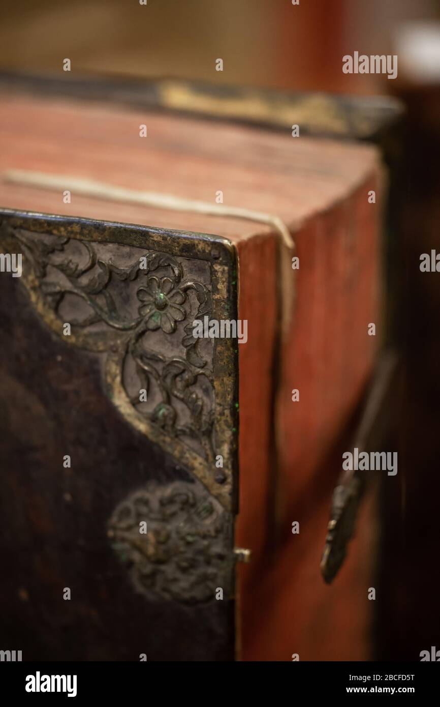 Antique book corners hi-res stock photography and images - Alamy