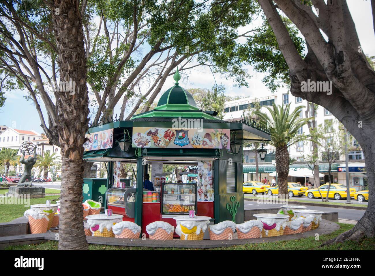 a snack bar at the promenade of Avenida do mar in the city centre of ...