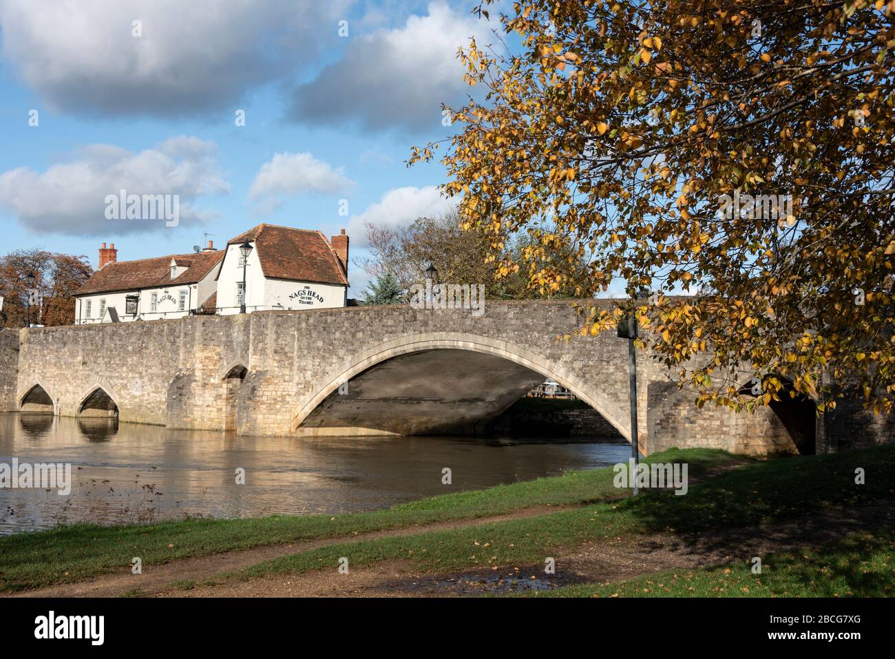 The 550 years old road bridge over the River Thames at Abingdon-on ...