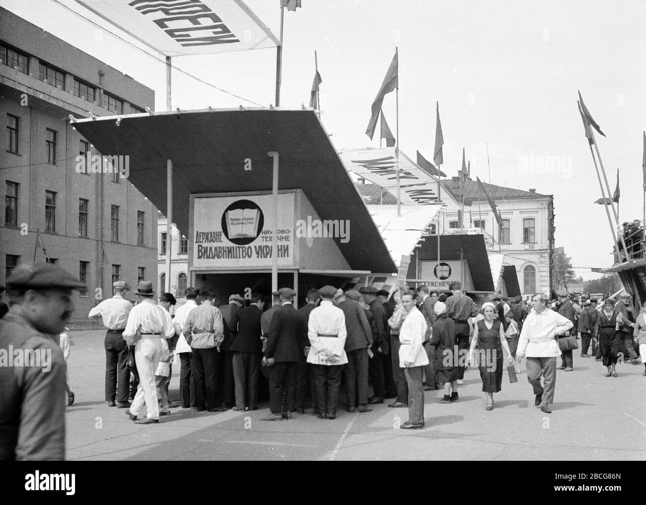 Crowd women 1930s hi-res stock photography and images - Alamy