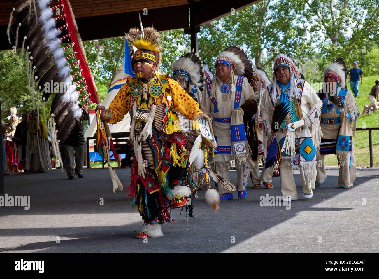 Traditional Native Indian dancing at North American Plaims Native ...