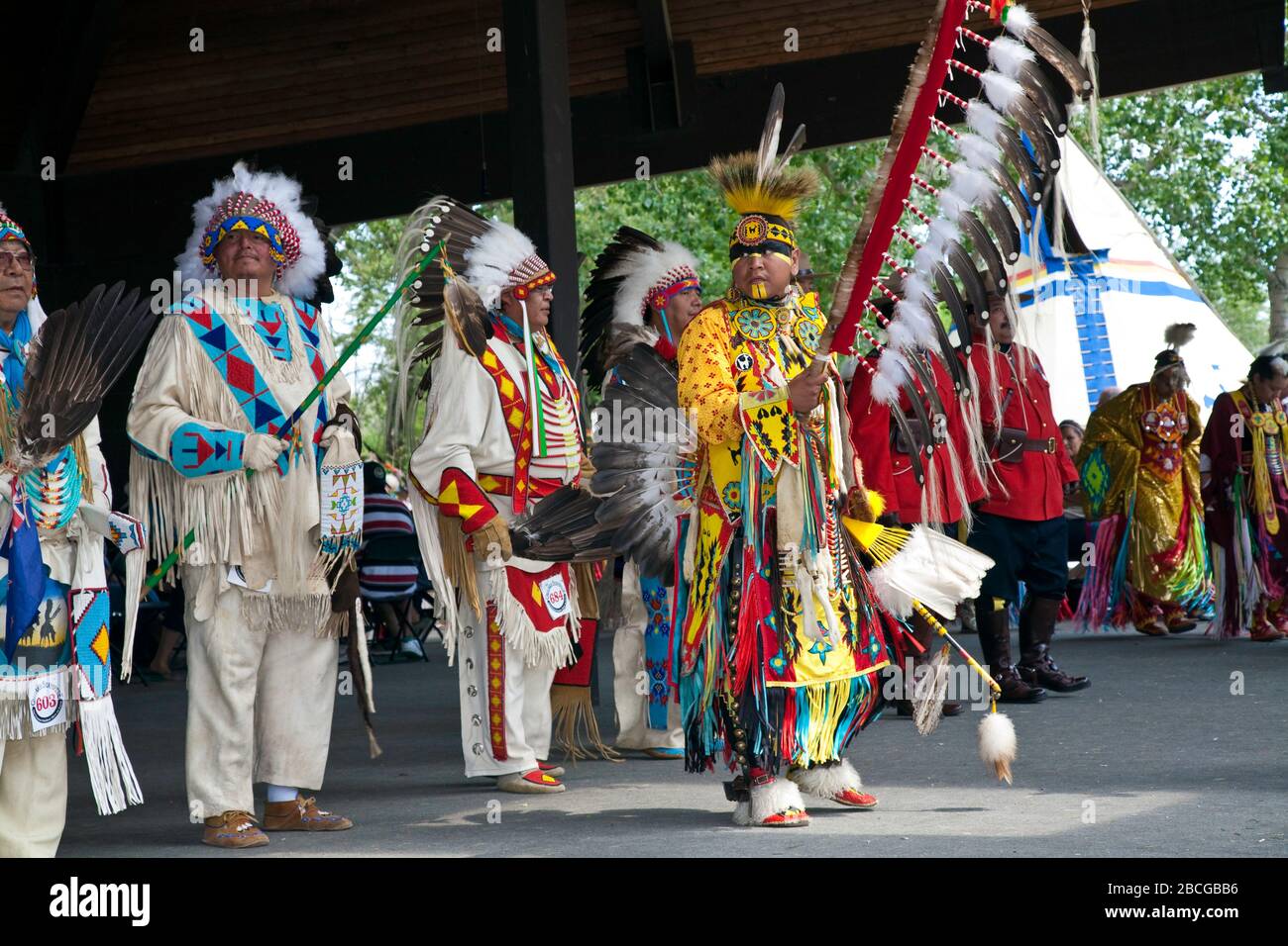 Traditional Native Indian dancing at North American Plaims Native ...