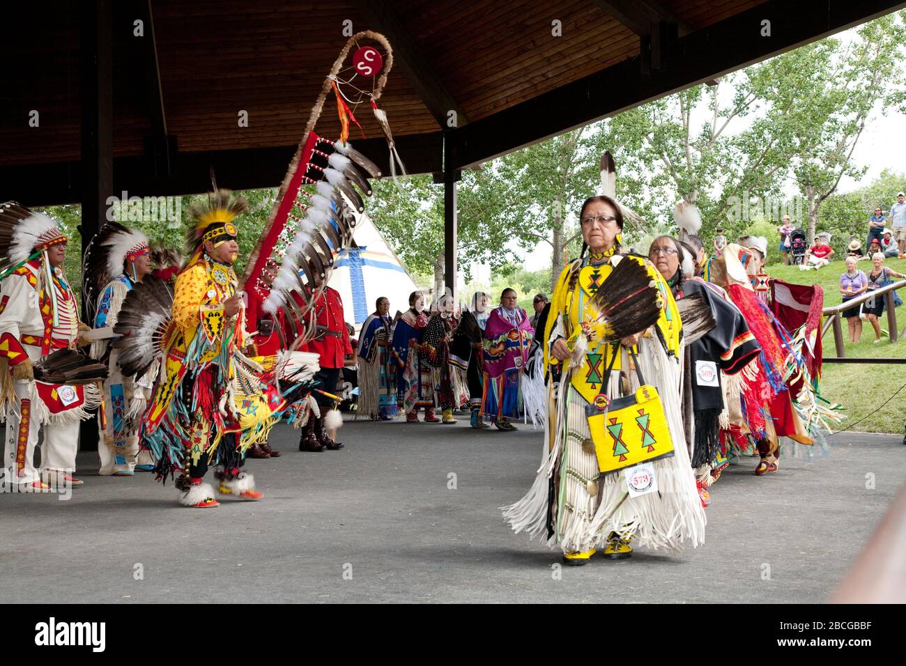Traditional Native Indian dancing at North American Plaims Native ...