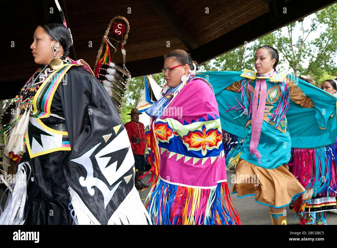 Traditional Native Indian dancing at North American Plaims Native ...
