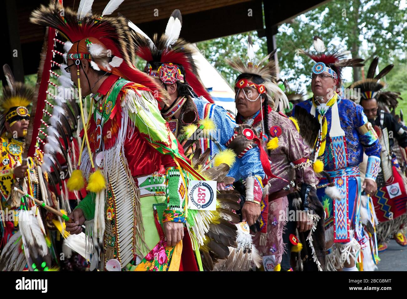 Traditional Native Indian dancing at North American Plaims Native ...