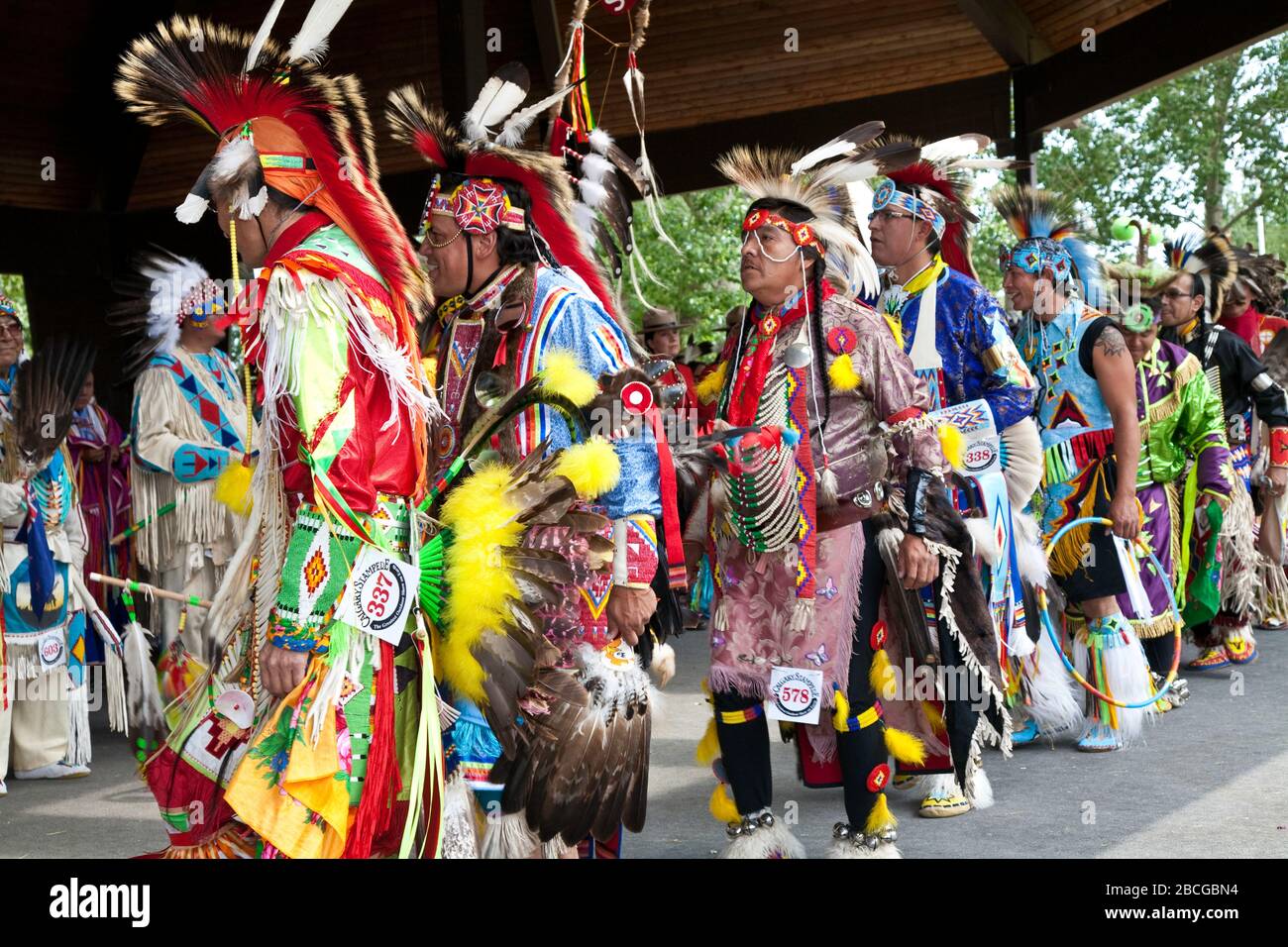Traditional Native Indian dancing at North American Plaims Native ...