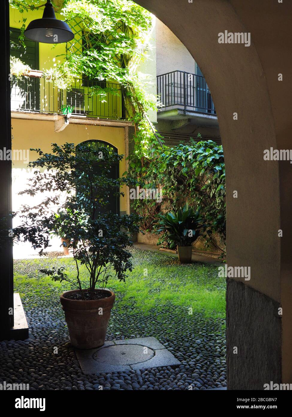 Pebble courtyard hi-res stock photography and images - Alamy