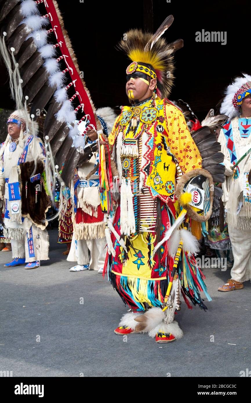 Traditional Native Indian dancing at North American Plaims Native ...