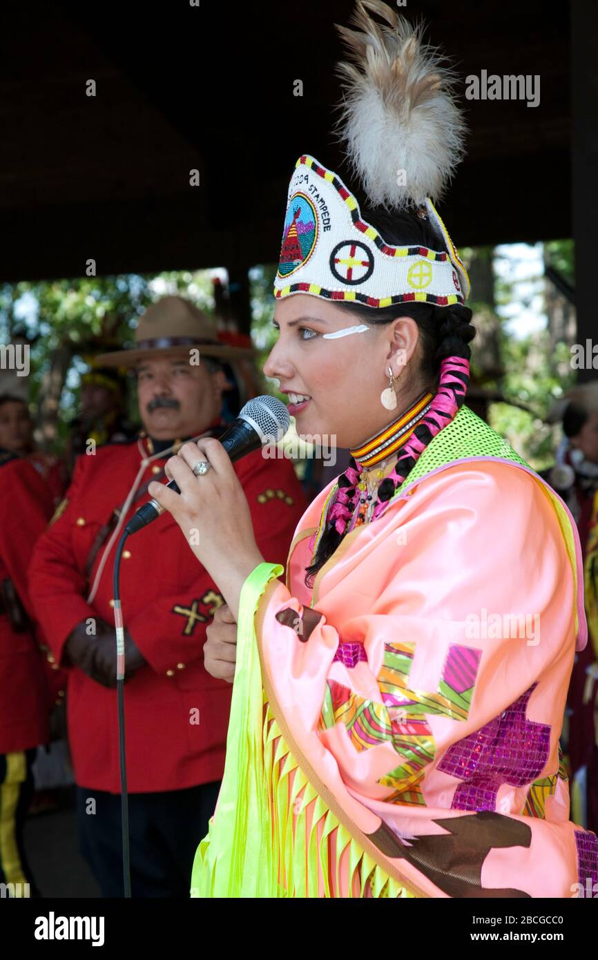 Traditional Native Indian dancing at North American Plaims Native ...