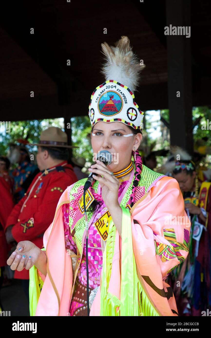 Traditional Native Indian dancing at North American Plaims Native ...