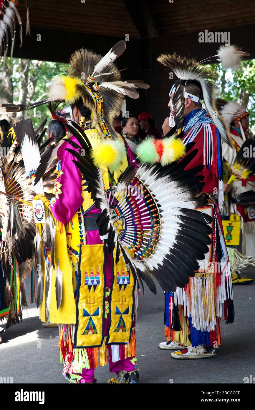 Traditional Native Indian dancing at North American Plaims Native ...