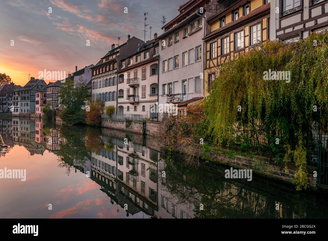 Waters with tourist buildings buildings hi-res stock photography and ...