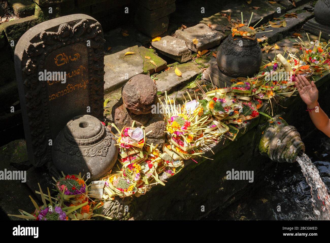 Indonesia, Bali, Tirta Empul; bath in the sacred spring Stock Photo - Alamy