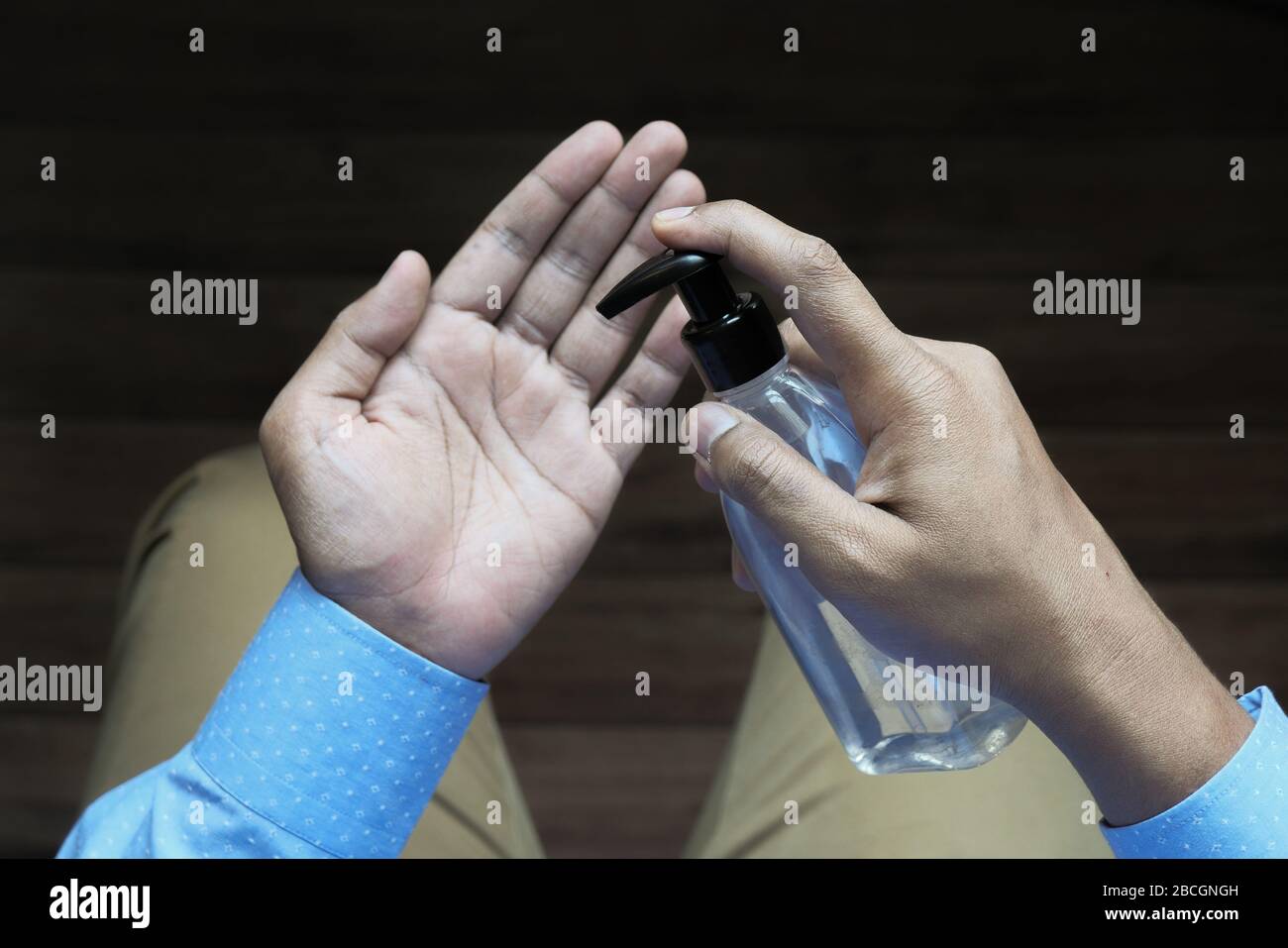 man hands using wash hand sanitizer gel dispenser Stock Photo - Alamy