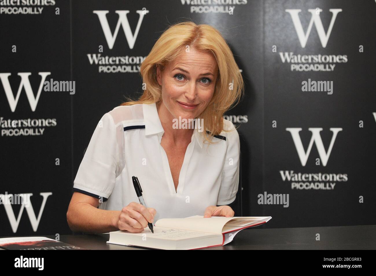Gillian Anderson. Book signing of "A Vision of Fire", Waterstones ...