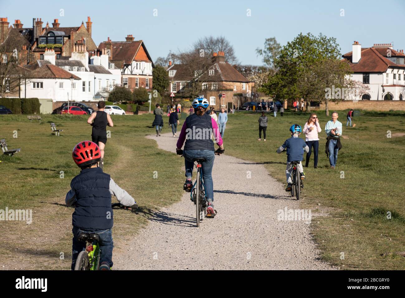 Wimbledon, London, UK. 4th Apr 2020. People enjoy the sunshine and take ...