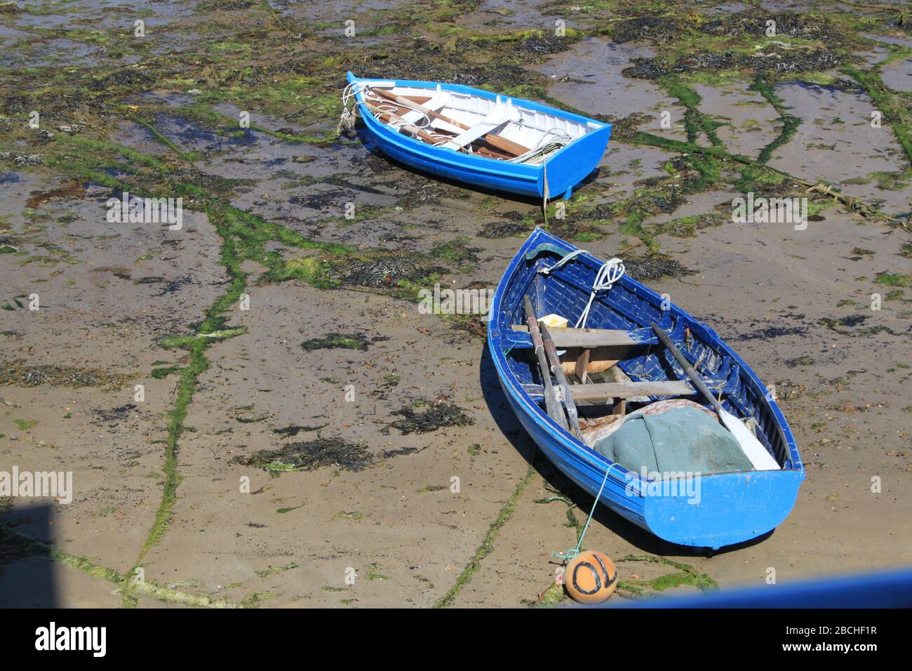 Boats stranded on beach Stock Photo - Alamy