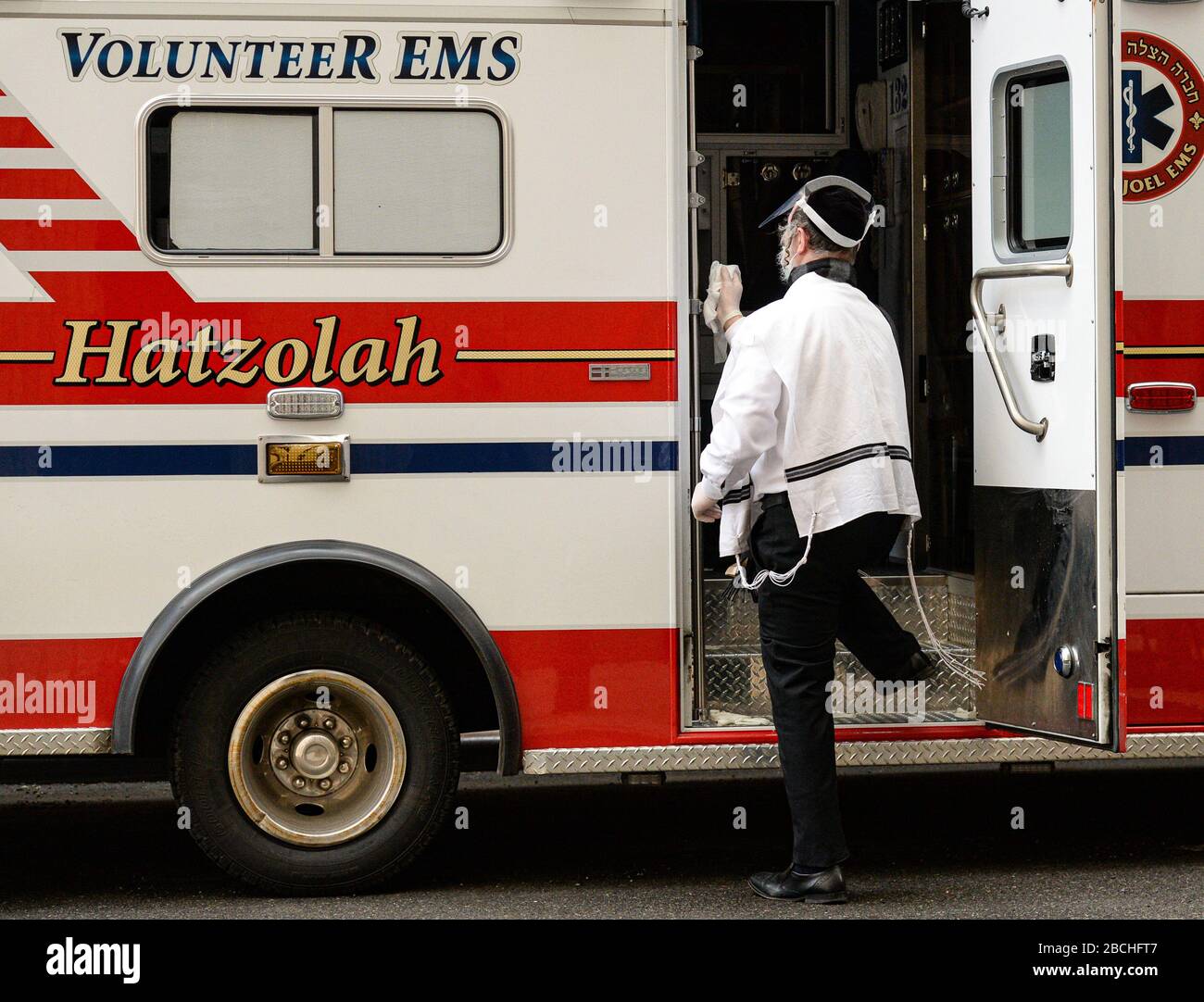 Leaving hospital coronavirus hi-res stock photography and images - Alamy