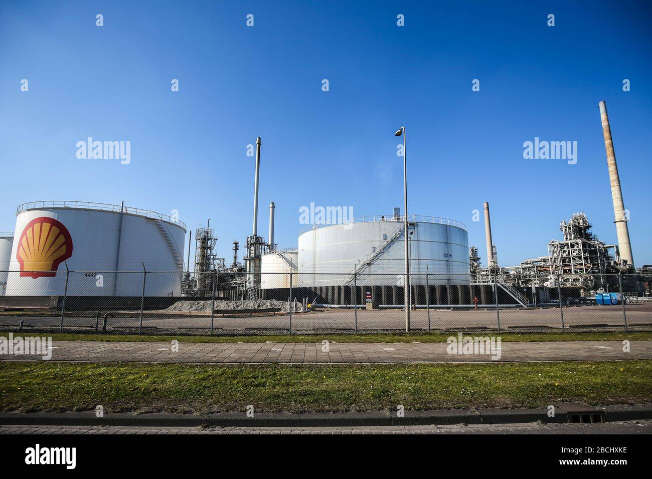 Rotterdam - 4-4-20, Botlek Rotterdam industrie, Shell Credit: Pro Shots ...