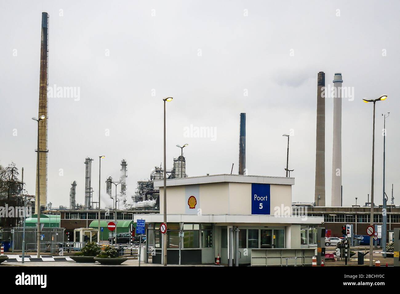 Rotterdam - 4-4-20, Botlek Rotterdam industrie, Shell Pernis Credit ...