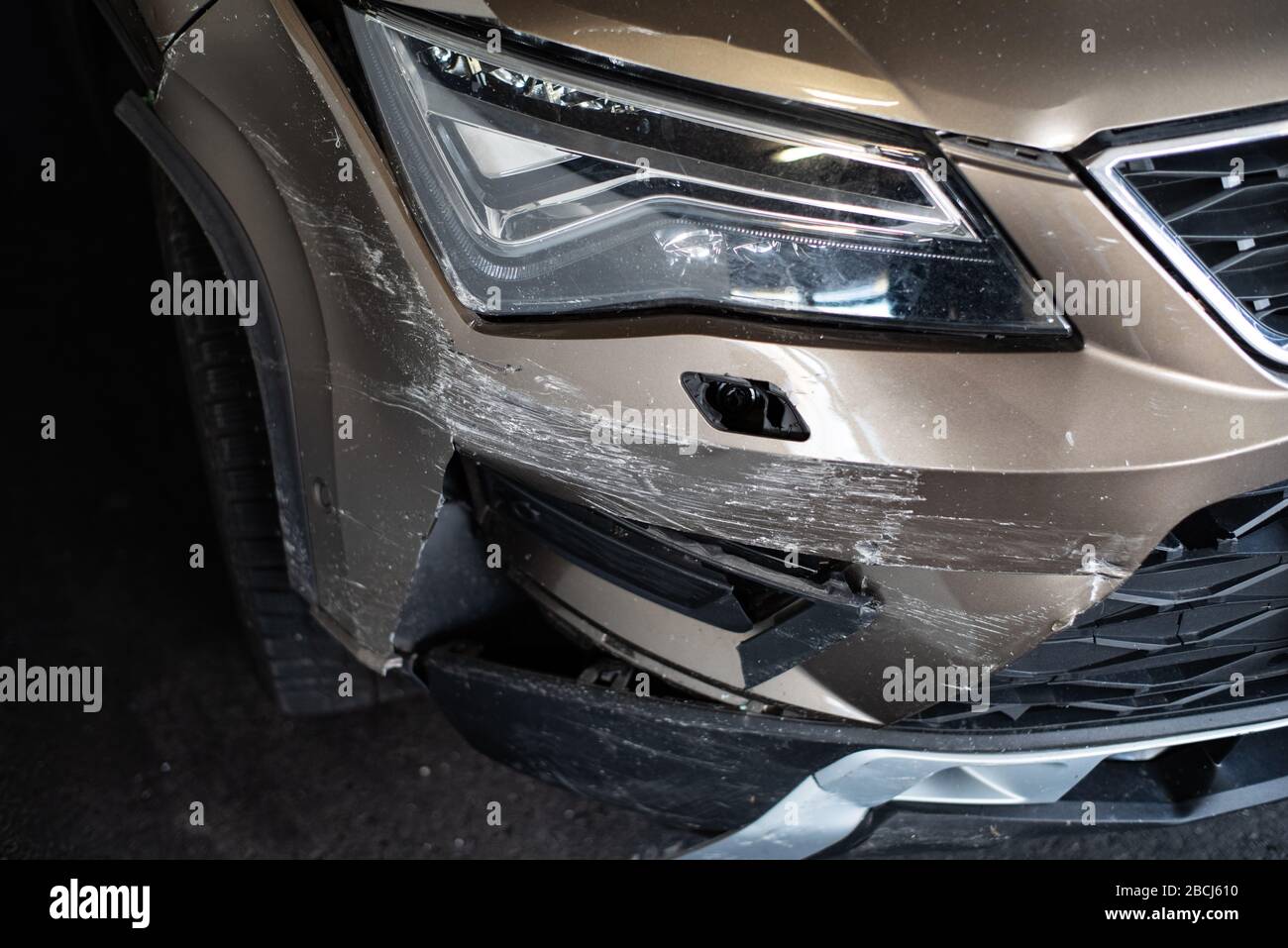 Accident car, damaged car Stock Photo - Alamy