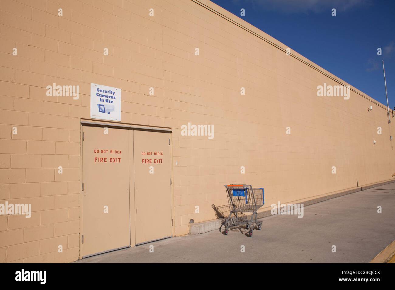 Shopping carts outside hi-res stock photography and images - Alamy