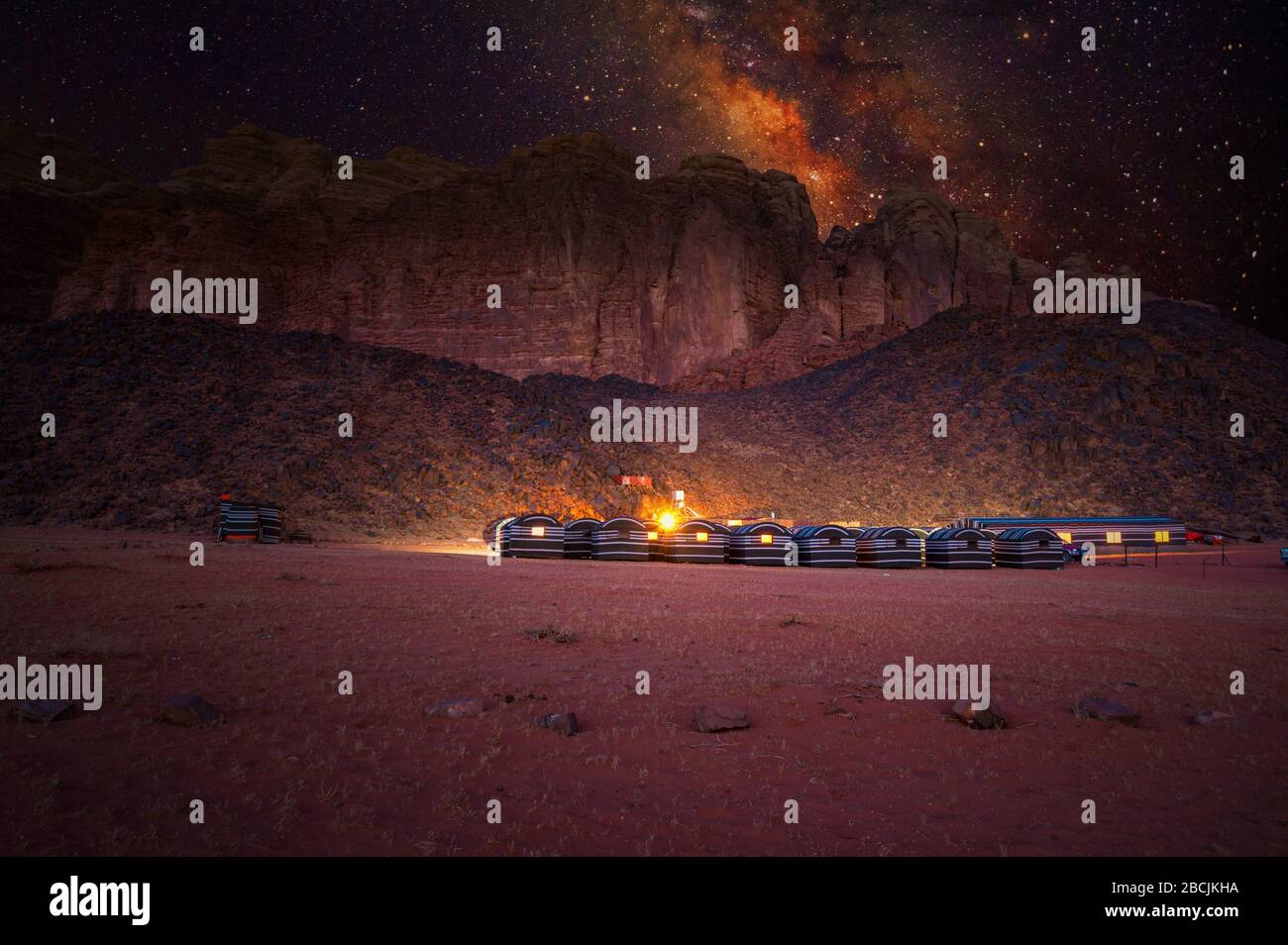 Milky way over desert hi-res stock photography and images - Alamy