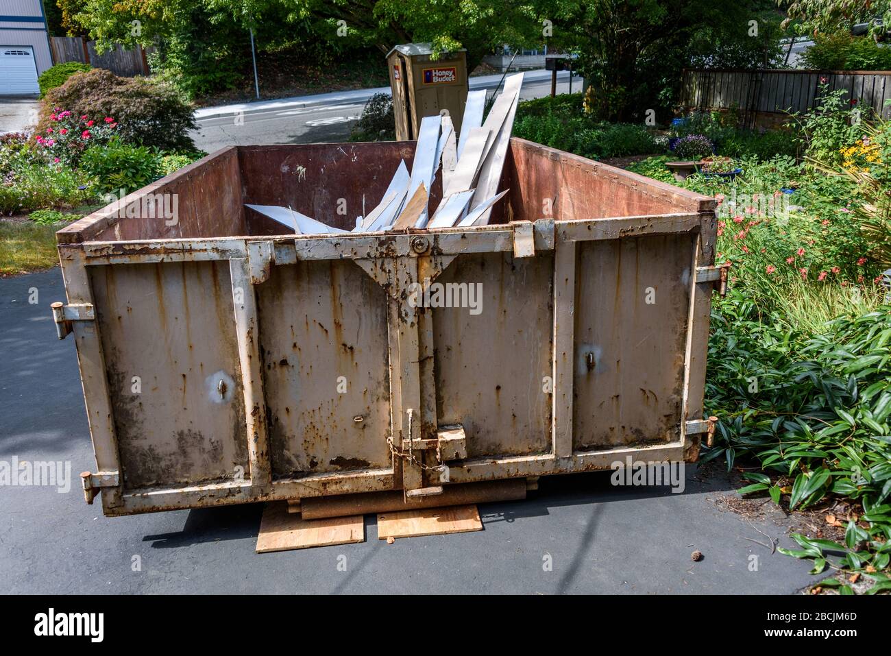Construction dumpster hi-res stock photography and images - Alamy