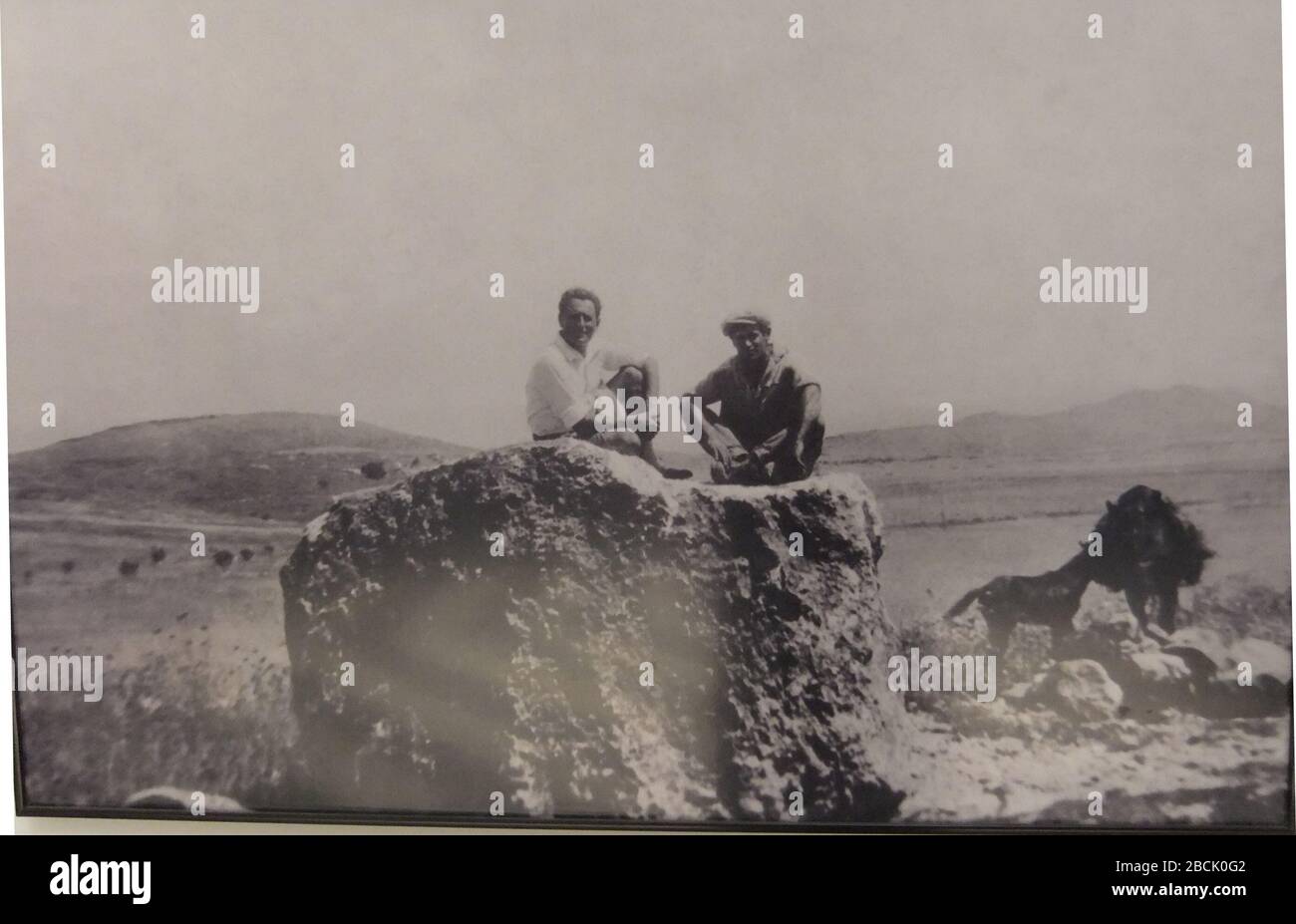 Sitting from left right hi-res stock photography and images - Alamy