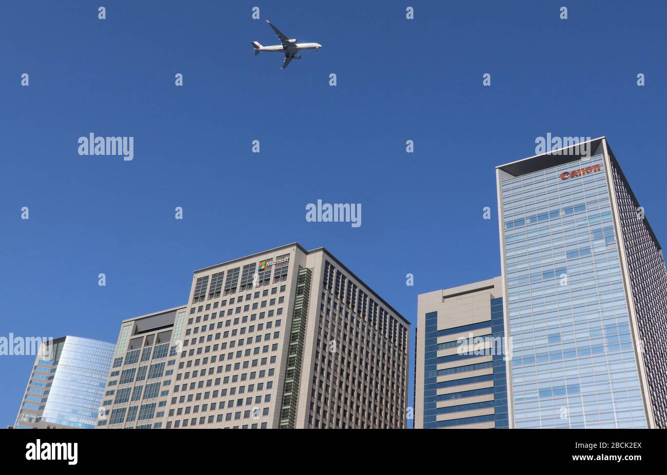 Tokyo, Japan. 4th Apr, 2020. A jetliner flies over buildings at ...