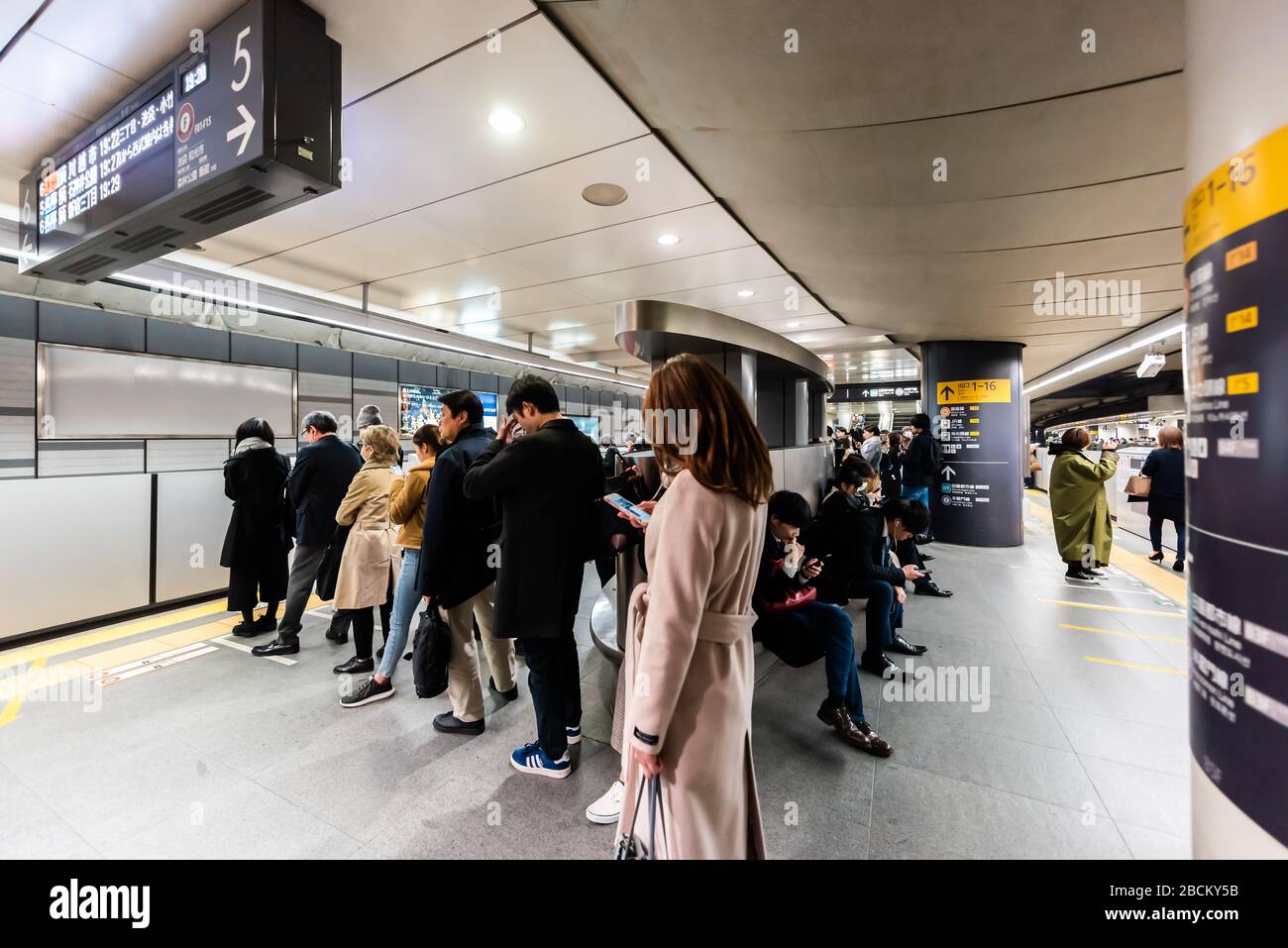 Passengers standing queue railway platform hi-res stock photography and ...