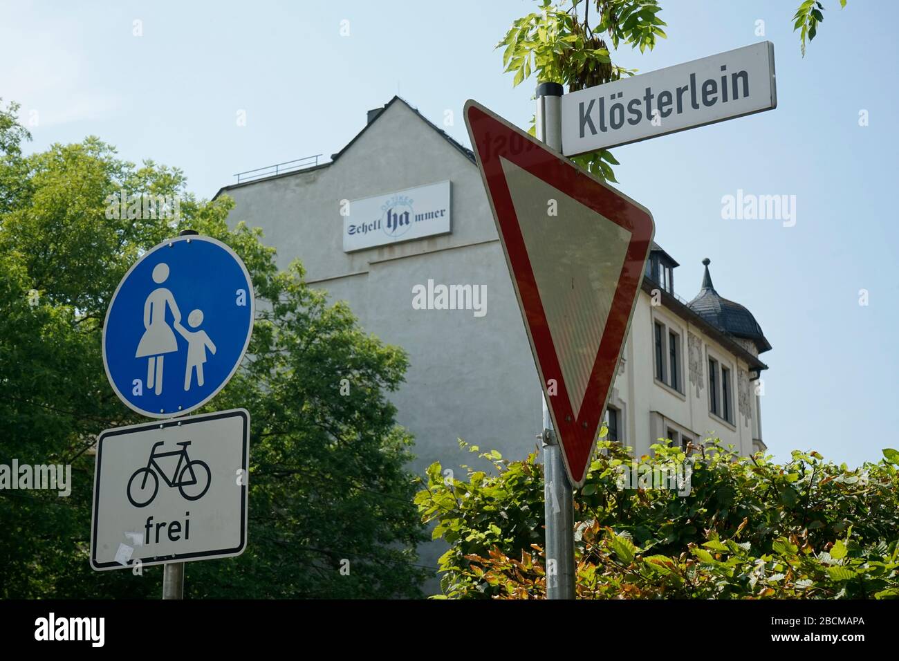 Verkehrszeichen rechts hi-res stock photography and images - Alamy