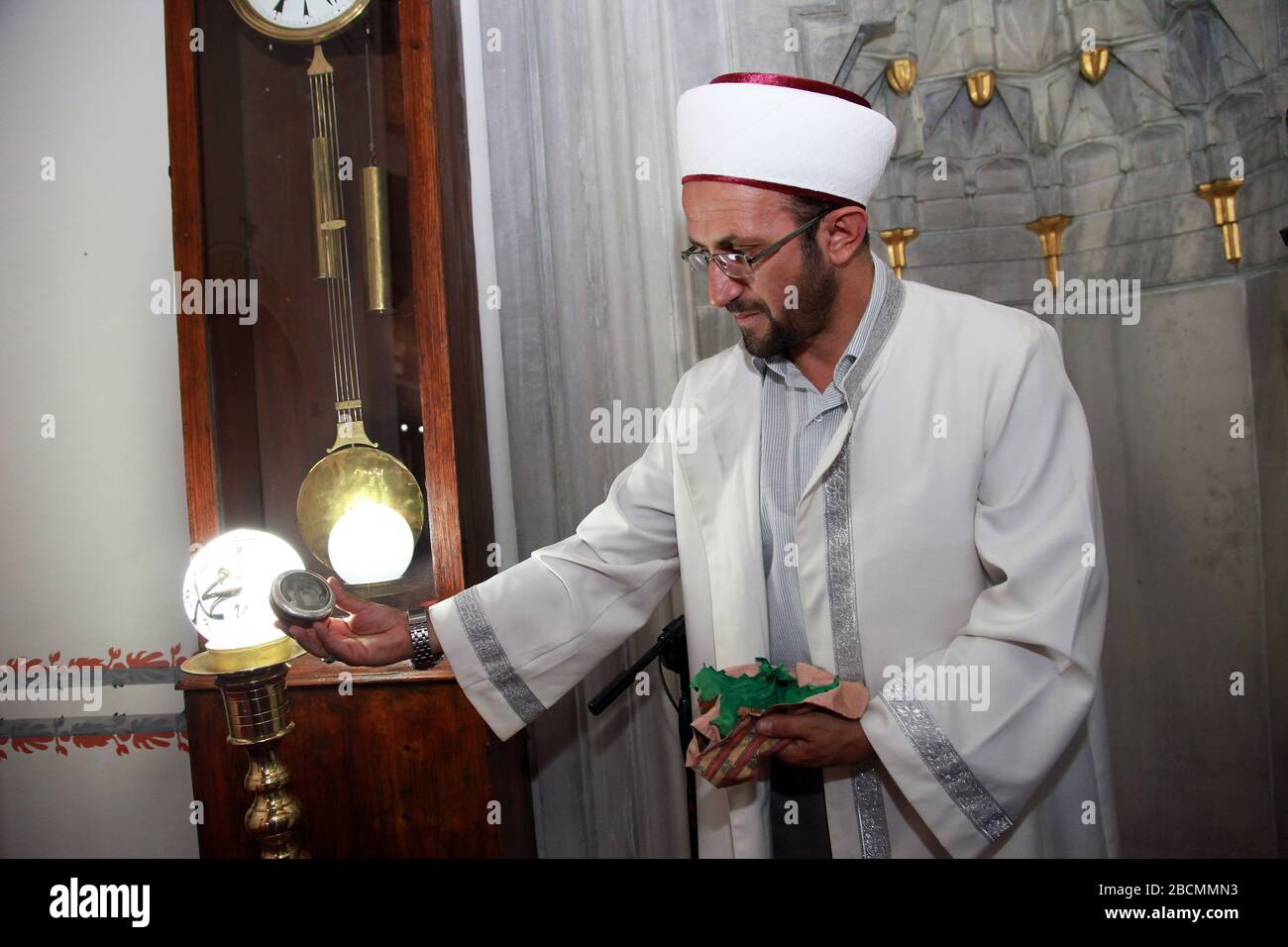 Imam with beard hi-res stock photography and images - Alamy