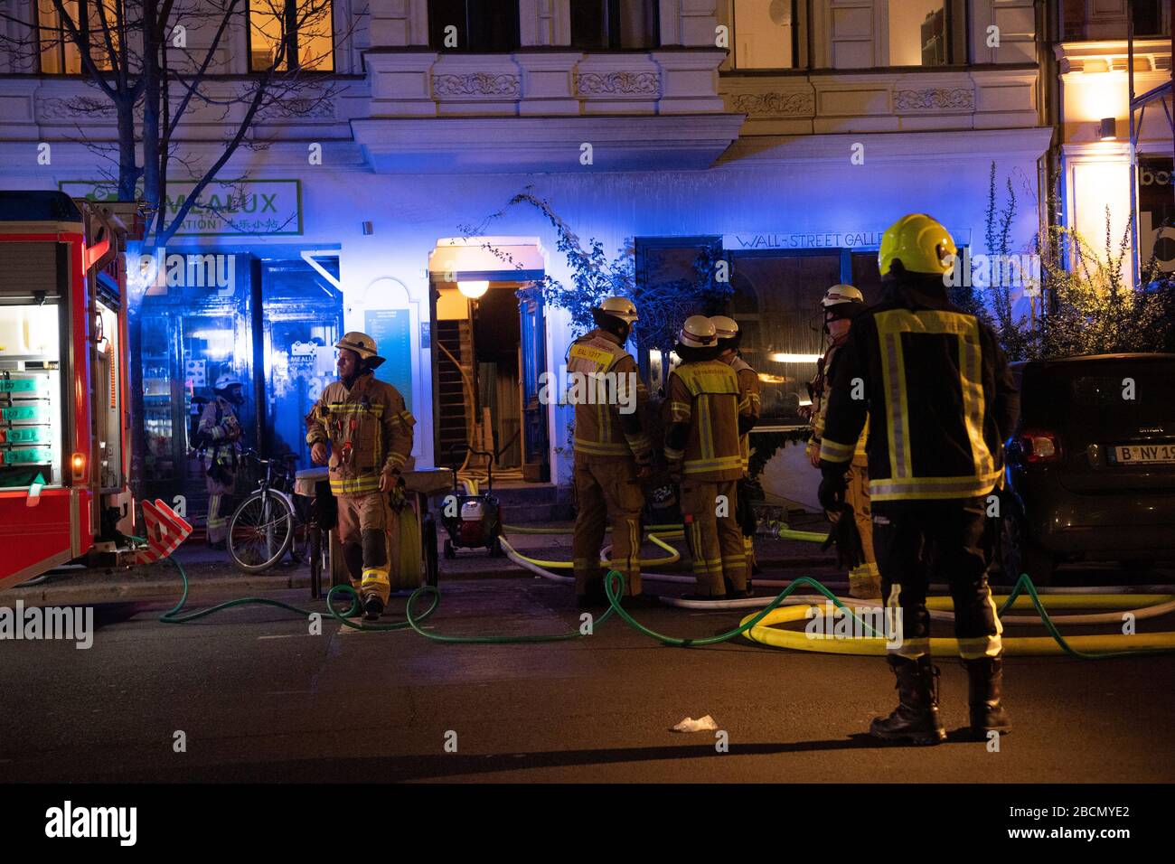 Berlin, Germany. 05th Apr, 2020. Emergency fire brigade personnel are ...