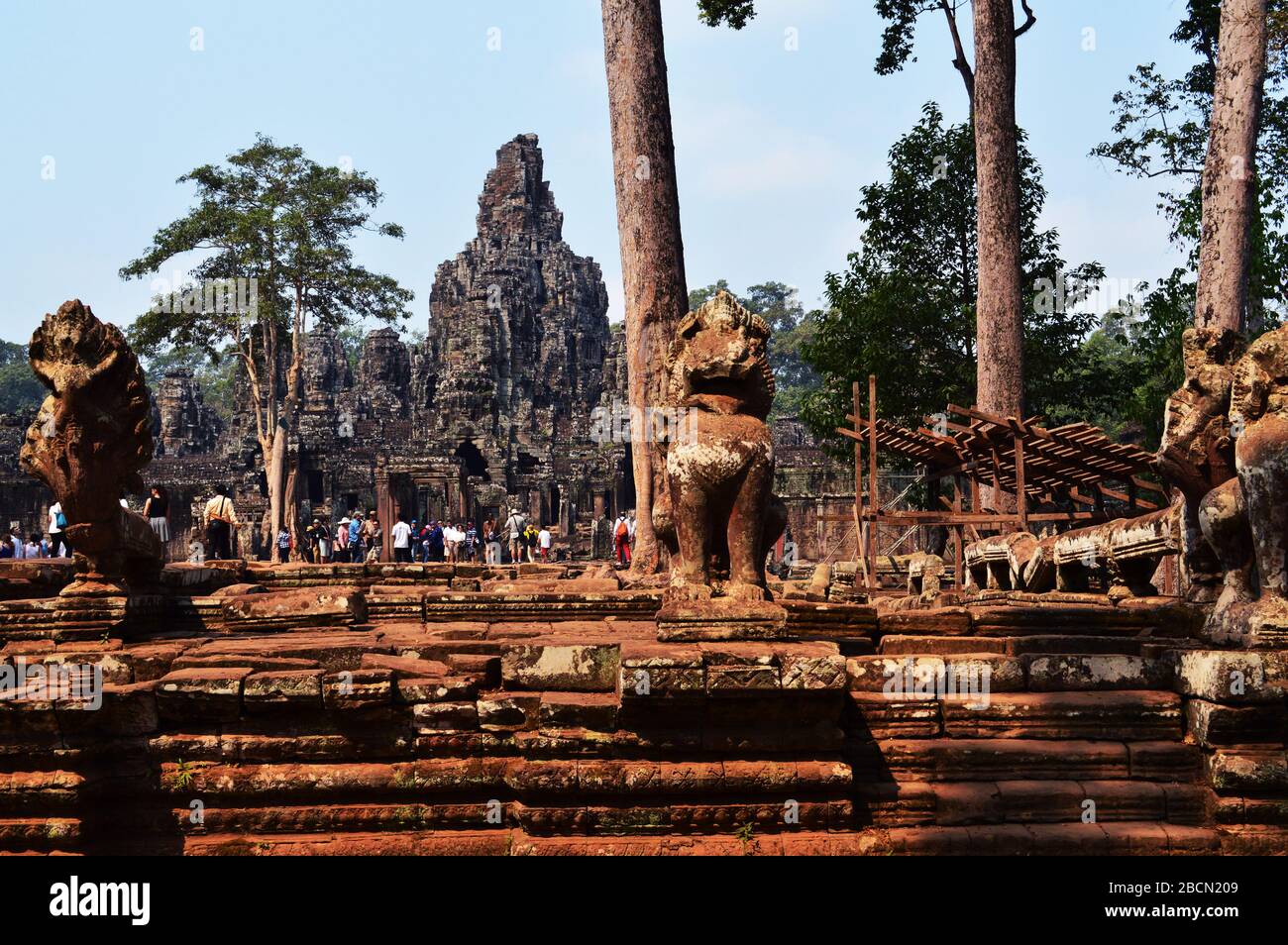 Broken statues of lions and travelers in an ancient temple Stock Photo ...