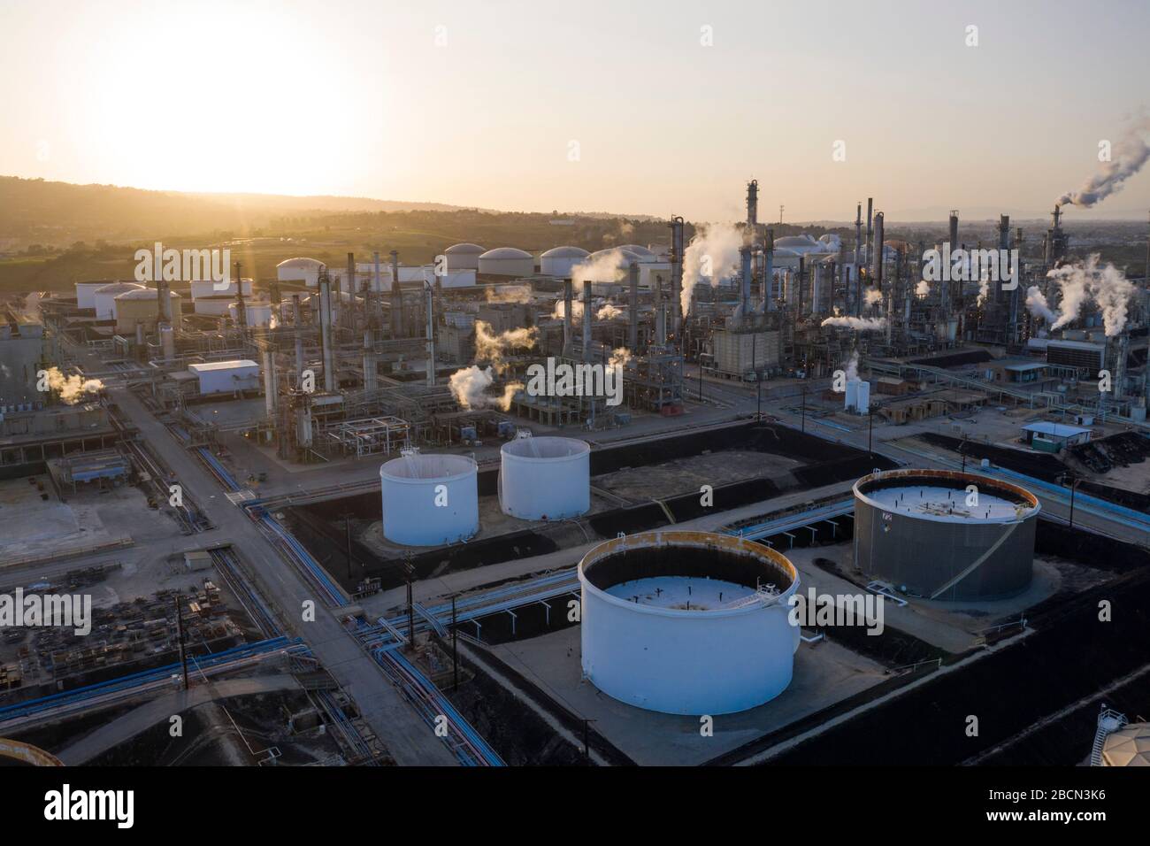 Aerial oil refinery industry energy hi-res stock photography and images ...