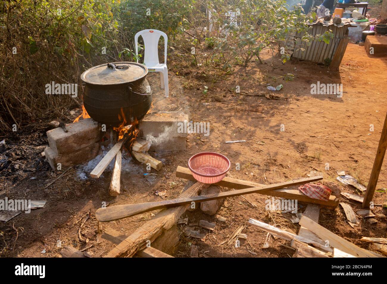 One person cooking in big pot hi-res stock photography and images - Alamy