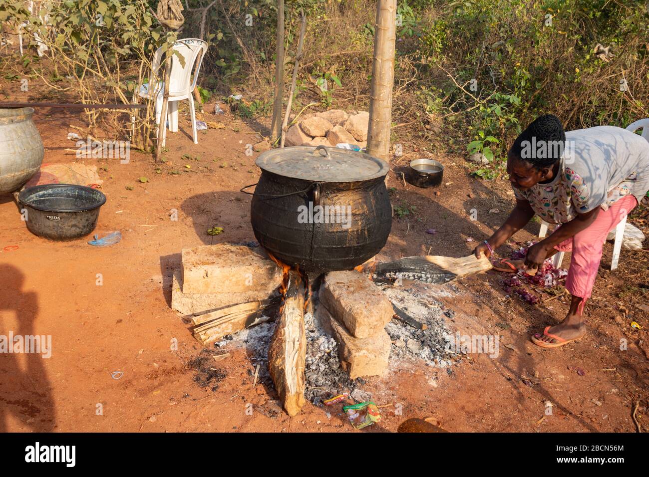One person cooking in big pot hi-res stock photography and images - Alamy