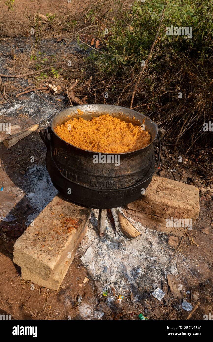 African woman cooking in a large pot hi-res stock photography and ...