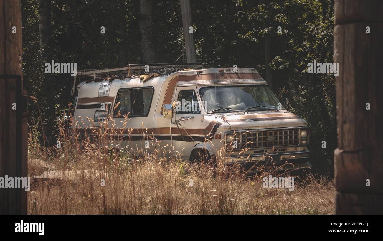 Abandoned camper van hi-res stock photography and images - Alamy