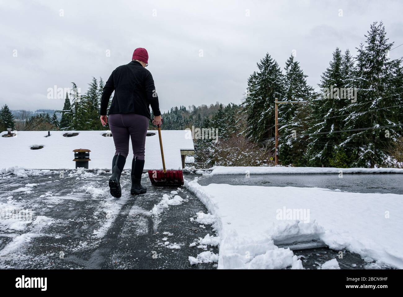 People snow shoveling on rooftop hi-res stock photography and images ...