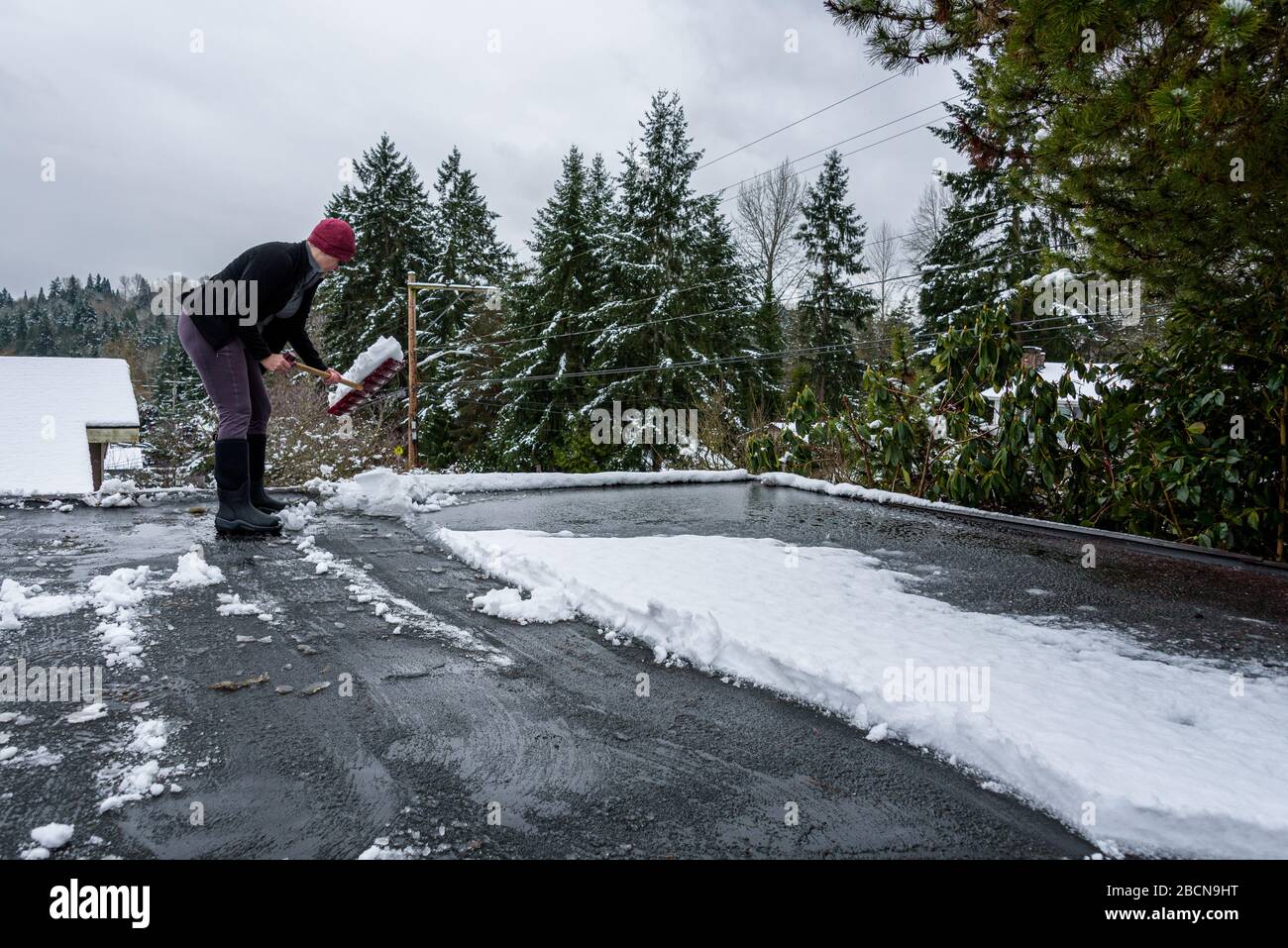 People snow shoveling on rooftop hi-res stock photography and images ...