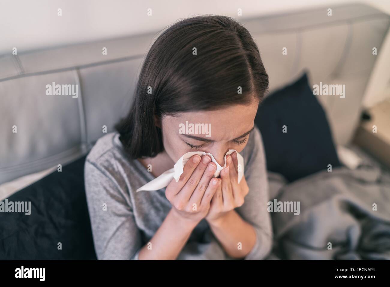 Coughing tissue droplets hi-res stock photography and images - Alamy