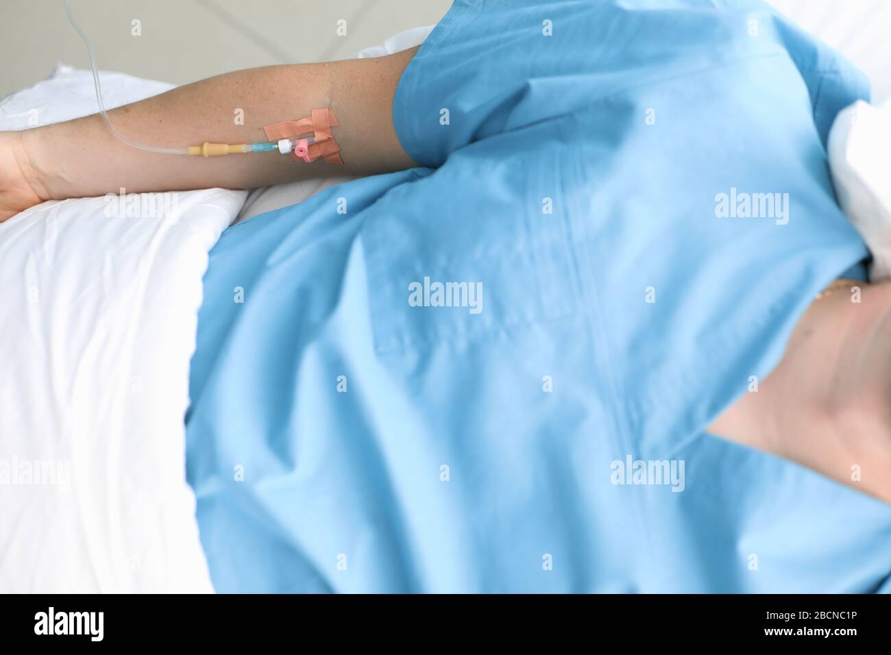 Dropper needle is inserted in vein patients hand Stock Photo - Alamy