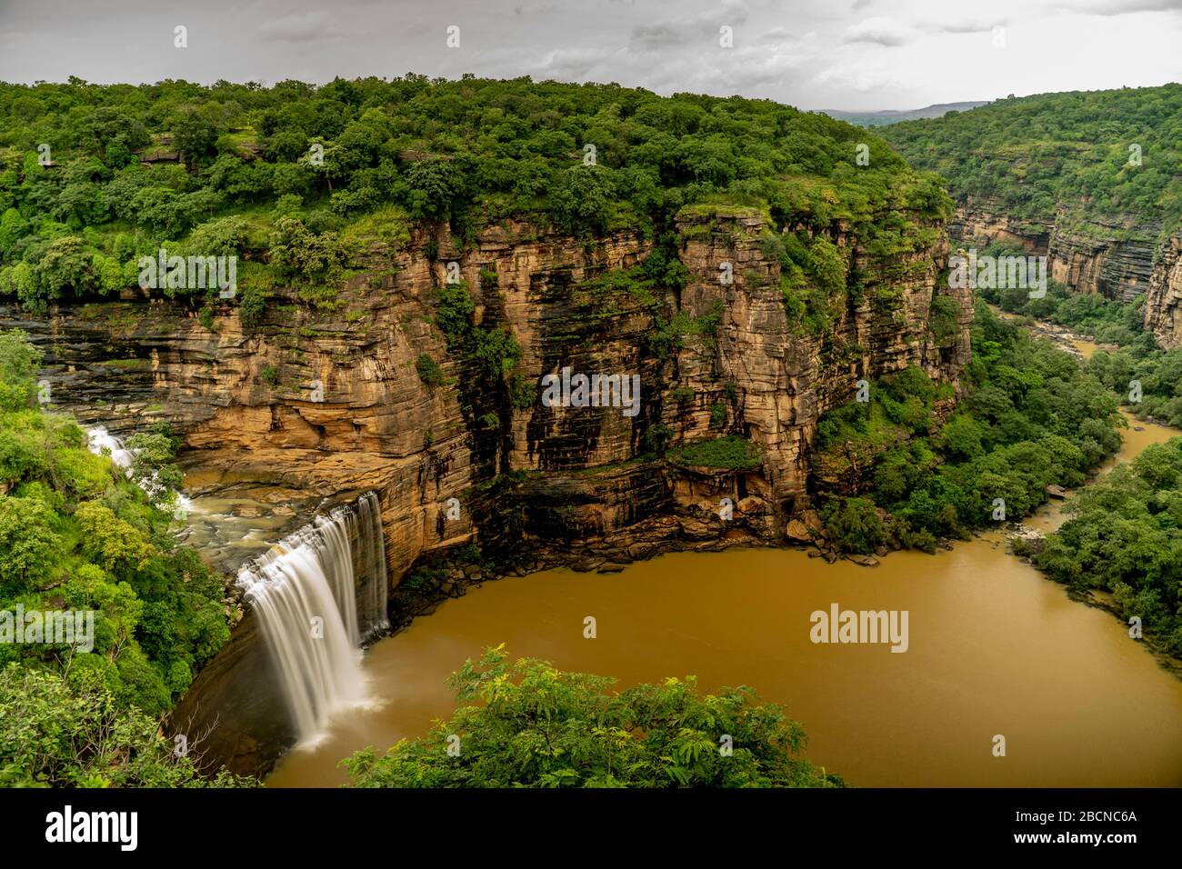Water flows over a vertical drop hi-res stock photography and images ...